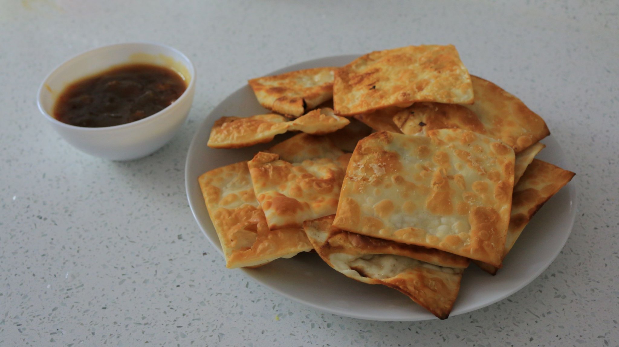 Wantán frito en salsa agridulce